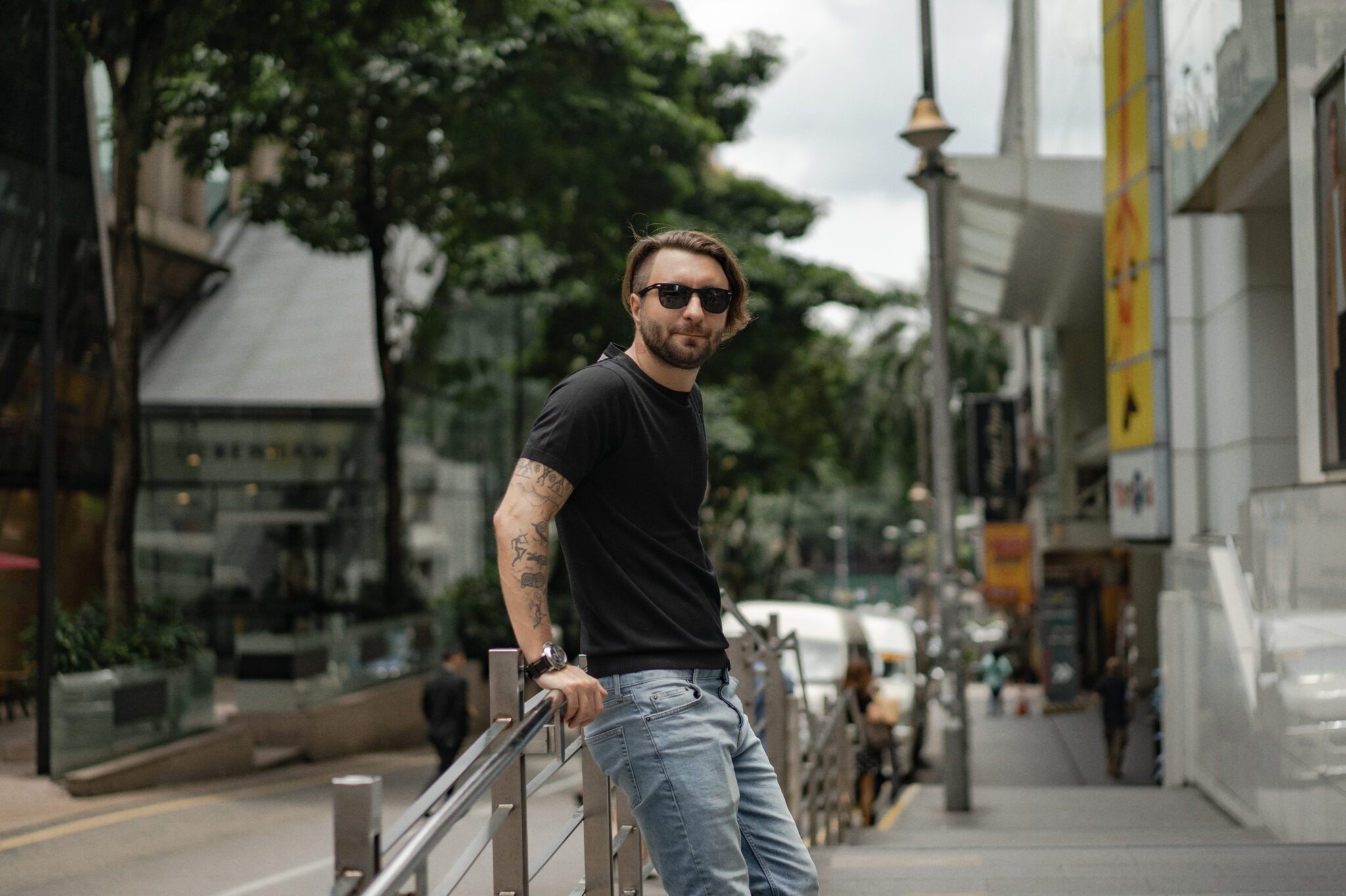 Kamu Wajib Tahu! 4 Tips Memilih Style Kaos Polos Hitam Agar Semakin Stylish